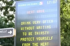 Un panneau à Paris à l'été 2015 avertit les touristes du danger de la chaleur.