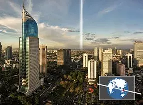 Städte in der Nähe des Äquators, wie Jakarta, Indonesien, würden einen Ring um die Erde eher als eine gerade Linie über dem Himmel sehen.