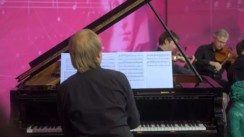 მუსიკოსები ასრულებენ ბეთჰოვენის მე-10 სიმფონიას