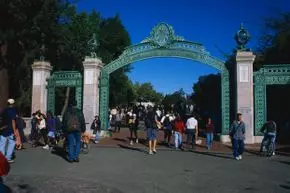بوابة ساثر الشهيرة في حرم بيركلي الجامعي في أواخر القرن العشرين