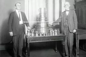 Dos burócratas alrededor de 1900 posan antes de atender el asunto muy oficial y muy serio de mantener pesos y medidas en la Oficina de Normas de EE. UU. en Washington, D.C.