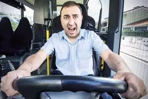 A reacción do condutor do autobús é axeitada: tentar superar un tornado no teu vehículo é totalmente inseguro.