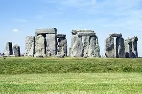Embora coberto de grama, a vala original que os antigos bretões cavaram ao redor do local de Stonehenge ainda é claramente visível.
