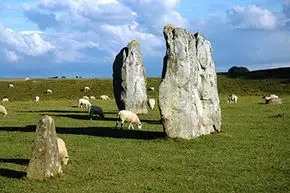 Matbierger neolithesche henge Avebury sëtzt ongeféier 19 Meilen nërdlech vu Stonehenge.