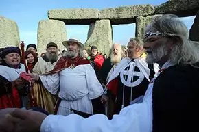 Teoria, jonka mukaan druidit rakensivat Stonehengen, syntyi alun perin 1600-luvulla. Nykyään itseään druideiksi kutsuvat ihmiset vierailevat Stonehengessä juhlimaan kesäpäivänseisauksen kaltaisia tapahtumia.