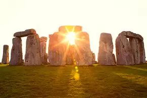 Nadharia za hivi majuzi zaidi kuhusu Stonehenge zinahusu matumizi yake kama eneo la mazishi.