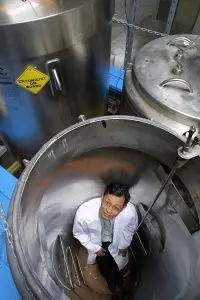 时任低温公司 Trans Time 总裁的 John Rodriguiz 站在一个空的 Cryon 罐内，该罐用于容纳人类和其他动物的冷冻尸体。