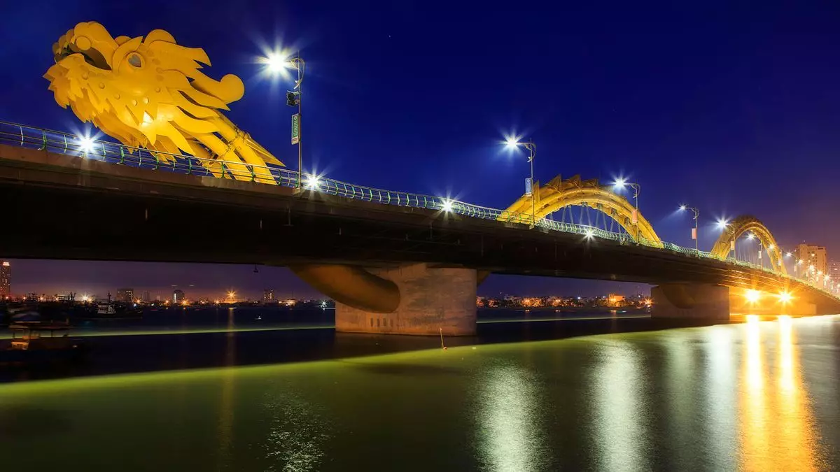 Вьетнамдағы Ронг Айдаһар көпірі шын мәнінде отпен дем алады