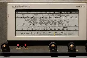 这台短波收音机属于苏联间谍鲁道夫·阿贝尔。他用它来接收来自莫斯科的加密单向语音传输。专家认为，“林肯郡偷猎者”是向英国间谍发出的类似信号。