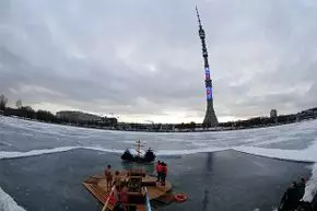 2015 年在莫斯科举行的俄罗斯东正教主显节庆祝活动期间，人们聚集在奥斯坦金诺电视塔附近的一个冰洞中。莫斯科北部的一座类似的无线电塔在 1980 年代和 90 年代发出奇怪的哔哔声和嗡嗡声。