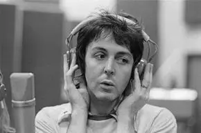 بول مكارتني يستمع إلى إعادة التشغيل في استوديو تسجيل في عام 1973. في أواخر الستينيات ، اعتقد المعجبون أنه مات وتم استبداله سرًا بمن يشبهه. لقد استمعوا إلى تسجيلات البيتلز إلى الوراء بحثًا عن أدلة.