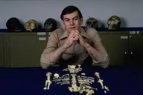 Paleoanthropologist na si Donald Johanson at ang kanyang nahanap,