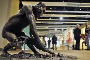 Chónaigh Paranthropus boisei, dealbh cré-umha de a bhfuil cónaí air ag Músaem Stair an Dúlra Smithsonian, ag an am céanna le Homo erectus.