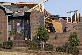 Tornado wagtynda penjiräni açmak, zyýandan zyýany köpeltmek mümkinçiligine eýe.