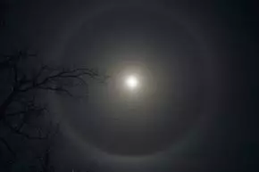 Một vầng hào quang bao quanh mặt trăng, có sự xuất hiện của một số tinh thể băng.