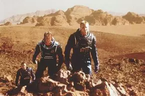 Στην ταινία «Red Planet» του 2000, μια ομάδα αστροναυτών ταξιδεύει στον Άρη για να ερευνήσει τις ανθρώπινες συνθήκες διαβίωσης στον πλανήτη.