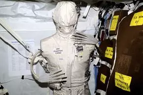 Το Phantom Torso, που εμφανίζεται εδώ στον Διεθνή Διαστημικό Σταθμό (2001), μετρά τις επιπτώσεις της ακτινοβολίας στα όργανα μέσα στο σώμα, χρησιμοποιώντας έναν κορμό παρόμοιο με εκείνους που χρησιμοποιούνται για την εκπαίδευση ακτινολόγων στη Γη.