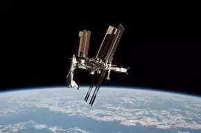 Ο Διεθνής Διαστημικός Σταθμός και το αγκυροβολημένο διαστημικό λεωφορείο Endeavor περιστρέφονται γύρω από τη Γη κατά τη διάρκεια της τελικής αποστολής του Endeavour στις 23 Μαΐου 2011. Θα μπορούσε μια χώρα να εκτοξεύσει όπλα με βάση το διάστημα σε μια άλλη;