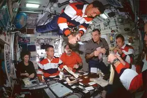 Πληρώματα από τρεις διαφορετικές χώρες γευματίζουν μαζί στον Διεθνή Διαστημικό Σταθμό, 2001.