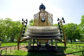 Ένα γιγάντιο μοντέλο του διαστημικού τηλεσκοπίου James Webb αποκαλύφθηκε κατά τη διάρκεια του Παγκόσμιου Φεστιβάλ Επιστημών του 2010 στο Battery Park City του Μανχάταν.