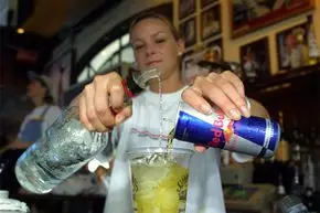 Bartender Crystal Petersen o kopanya Red Bull le vodka. Seno sena se matla ke motho ea lelekisang li-nightclub, empa motsoako ona o ka pata hore na o tahiloe hakae.