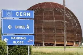 લાકડાનું આ વિશાળ માળખું CERN ની પાર્ટિકલ એક્સિલરેટર સુવિધાના પ્રવેશદ્વારને ચિહ્નિત કરે છે.