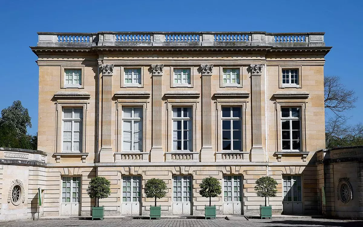 마리 앙투아네트는 여전히 베르사유 궁전을 돌아다닙니까?