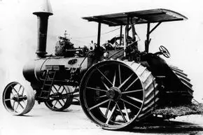 Traktor versi 1900 iki mbokmenawa nganggo tenaga uap.