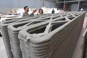 Ma Yihe (lénks) weist d'3D-gedréckte Mauere fir Haiser, déi seng Firma zu Shanghai, China baut. Seng Firma plangt 10 vun dësen an engem Dag ze bauen.