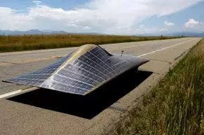 Kee Besoin fir e Solarpanneauen Auto wa mir mat Stroosse kommen, déi drahtlos Kraaft un en Elektroauto liwwere kënnen.