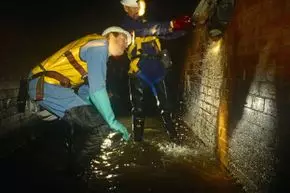 Los trabajadores de alcantarillado de Thames Water Utilities inspeccionan una alcantarilla debajo de las calles de Londres.