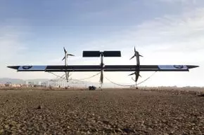 Nesta foto da proba de Makani do Wing 7 en Alameda, California, a finais de 2011, podes ver as turbinas xeradoras de enerxía montadas na estrutura.