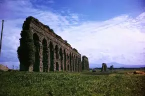 Ruinas del acueducto claudiano, construido en 313 a. C., cerca de Roma, Italia.