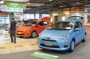 O Prius de Toyota foi o primeiro coche híbrido dispoñible comercialmente. Aquí, Toyota mostra o Aqua --un hatchback subcompacto híbrido de gasolina-eléctrico-- na sala de exposicións da compañía en Tokio o 8 de maio de 2013.