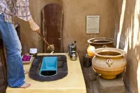 Lilo ile-igbọnsẹ composting jẹ afihan ni ipadasẹhin yoga ni Goa, India ni Kínní 2012. Awọn ikoko pẹlu ohun elo lati bo egbin ati iranlọwọ ni jijẹ ni a tọju lẹgbẹẹ ile-iwẹ.