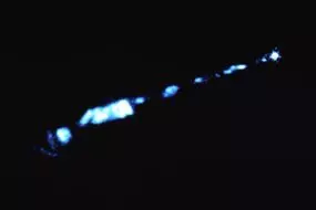 Teleskop Angkasa Hubble NASA njupuk jet plasma dawane 4.000 taun cahya sing metu saka inti padhang galaksi elips raksasa M87.
