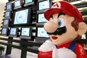 Super Mario ngadeg ing showroom ing Tokyo ing Januari 25, 2007, taun sadurunge Andrew Gardikis bakal nyebul liwat rekor-setting game ing sangisore limang menit.
