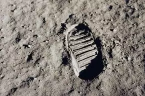 Bez vetra, ktorý by ich odfúkol, stopy na Mesiaci nikam nejdú. Tento je z čižmy Buzza Aldrina.