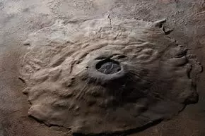 Ba za ku iya ba da labari daga harbin Olympus Mons yadda dutsen mai aman wuta na Martian yake ba. Dole ne ku gan shi don yin imani da shi.