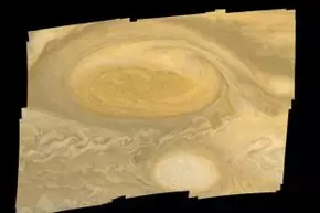Jupiterio Didžiosios raudonosios dėmės mozaika, kurią mato „Voyager 1“.