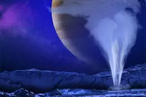 Taiteilijan käsitys yhdestä Europan vesihöyrypilvestä, joka näyttäisi saavan hyvinkin häpeään Maan geysirit.