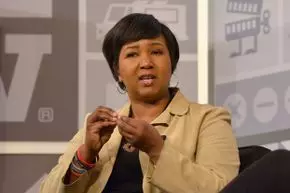 Dr Mae Jemison przemawia na scenie w