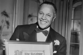 El químico pionero Percy Julian tiene un premio de la Sociedad de Abogados del Decálogo, ca. 1950