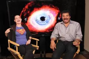 Astrofizikisto/aŭtoro Neil deGrasse Tyson (R) dividas ridon ĉe Comic-Con en San-Diego, Kalifornio en 2013.