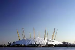 Ang Millennium Dome nagputol sa usa ka dili masayop nga profile sa London skyline.
