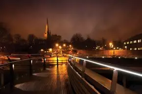 Pafo de Jarrold Bridge la 19-an de decembro 2011, nur tri tagojn post kiam la ŝajne flosanta ponto malfermiĝis al publiko
