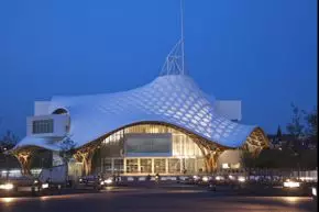 Shigeru Ban جو هڪ ٻيو منصوبو، فرانس ۾ سينٽر Pompidou-Metz. بان، جين ڊي گيسٽين سان گڏ، جديد آرٽ ميوزيم کي ڊزائين ڪيو، جنهن جو افتتاح 2010 ۾ نيڪولس سرڪوزي طرفان ڪيو ويو. مزيدار ڇت جا شعاع لامحدود ڪاٺ مان ٺهيل آهن.