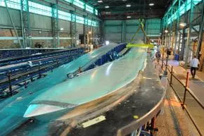 Një teh turbine me erë 164 këmbë (50 metra) merr jetë në një fabrikë në Cape Town, Afrika e Jugut.