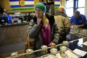 Kristin Brinckerhoff merenung pemilihan di 3D Cannabis Center, sebuah kedai runcit marijana, di Denver, Colo. Sebagai tambahan kepada semua kegunaannya yang lain, saintis sedang menyelidik sifat antibakteria ganja.