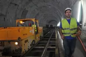 Tafaray ihany ny lafiny Eoropeana sy Aziatika ao Istanbul rehefa vita ny Marmaray tamin'ny 2013. Nanemotra imbetsaka ny tetik'asa fanorenana goavana ny zava-misy arkeolojika.